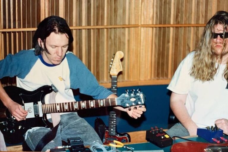 10 famous musicians who play Epiphone guitars